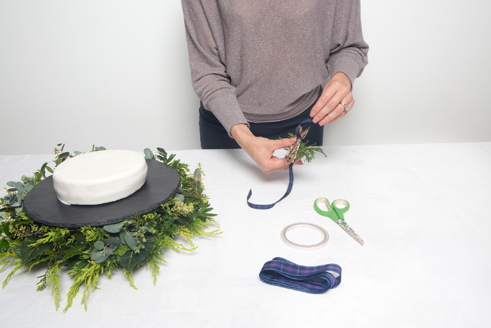 Tartan Inspired Giftwrap - Tailored Bow Cake | ScotlandShop