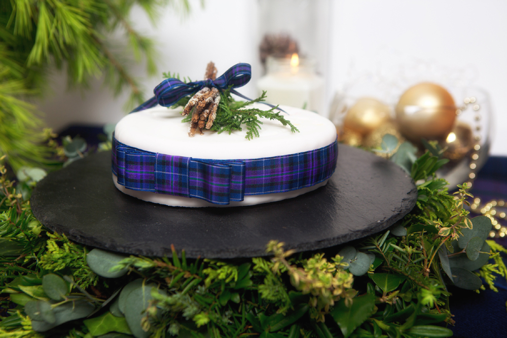 Tartan Inspired Giftwrap - Tailored Bow Cake | ScotlandShop